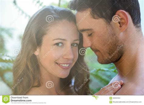 Junge Paare Die Im Garten Umfassen Stockfoto Bild Von Glücklich