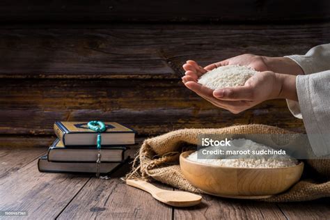 손은 이슬람 Zakat 개념인 Zakat에 곡물 더미를 들고 있습니다 가난하고 궁핍한 사람들을 돕는 무슬림 재산 소득 및 Fitrah Zakat에 대한 개념적 촬영 Eid