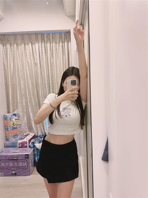 營業員週五便服日 穿上泰國🇹🇭買的150 泰銖熊熊t🐻 目前連續運動一週 每天15分鐘🏋️ 深呼吸勉強就能穿短版了🤗 不知道運動能維持多久 先
