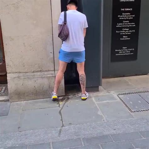 Caught pissing in broad daylight ThisVid em inglês