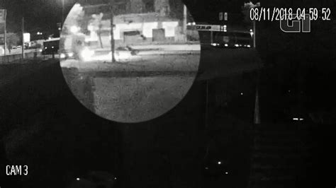 Vídeo Homem Sobrevive Após Ser Prensado Entre Carro E Caminhão