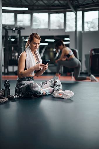 예쁜 여자는 체육관에서 운동 일시 중지하 고 스마트폰을 사용 하 여 아름다운 모양의 몸과 성인 예쁜 스포티 한 여성 스마트폰에 대한 스톡 사진 및 기타 이미지 Istock