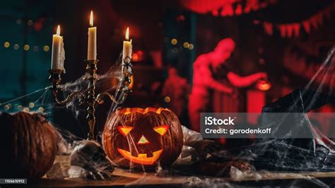 할로윈 아직도 인생 다채로운 테마 무서운 장식 어두운 방 거미 웹 불타는 호박 촛대 마녀의 모자와 해골에 덮여 테이블 몬스터