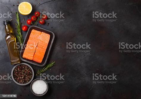 돌 부엌 배경에 레몬 오일 토마토와 신선한 연어 슬라이스 플라스틱 컨테이너 텍스트를 위한 공간 로즈마리에 대한 스톡 사진 및