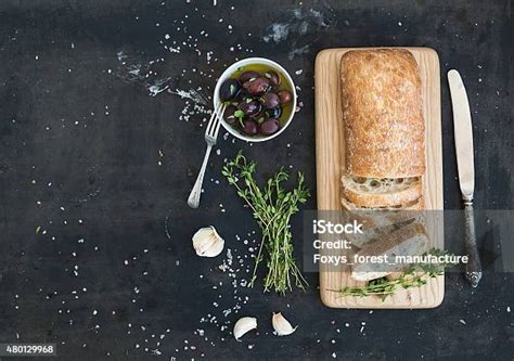 이탈리어어 치아바타 빵 자르다 In Slices On 압살했다 만행 의사협회 2015년에 대한 스톡 사진 및 기타 이미지