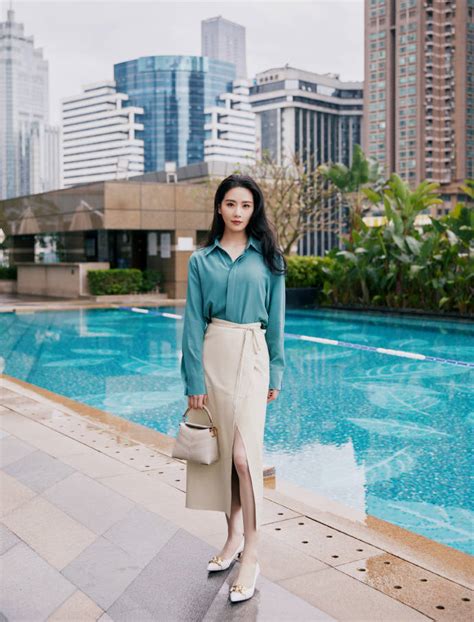 刘诗诗穿白色开叉裙摩登优雅 泳池旁摆拍美艳动人 搜狐大视野 搜狐新闻