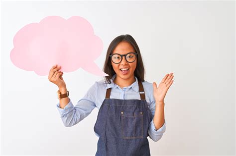 안경을 쓰고 있는 중국 여성은 고립된 흰색 배경 위에 연설 거품을 들고 매우 행복하고 흥분 큰 미소와 함께 비명을 지르는 승리를 축하하는 우승자 표정 구름에 대한 스톡 사진