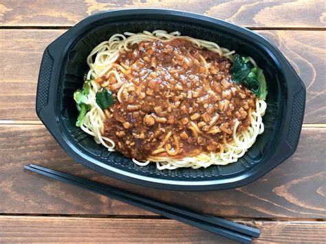 ファミリーマート お母さん食堂『濃厚肉味噌ジャージャー麺』甜面醬を効かせた甘辛肉味噌がおいしい！