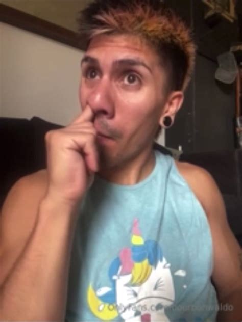 Un Chico Argentino Se Hurga La Nariz Y Muestra Sus Moco