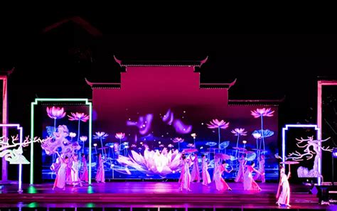 《夜书·今生缘》以花海、屯堡、傩面三大核心元素，对应 美、古、幻”三种意境，以 缘”为题眼，打造沉浸式主题光影夜游。游客置身其中，将体验一场富有故事性、感染力、仪式感的互动夜游旅程。在整个旅程