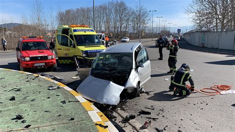 Dos Mujeres Heridas Tras Subirse A La Acera Un Coche Y Provocar Otro Accidente Noticias Bierzo