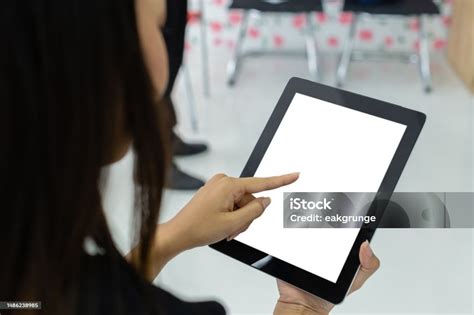 空の白い画面を持つトップビューモックアップデジタルタブレット空白のタッチスクリーン 1人のストックフォトや画像を多数ご用意 1人