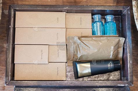 豪华酒店或现代家庭浴室的洗漱用品浴帽缝纫牙科包指甲锉和沐浴露