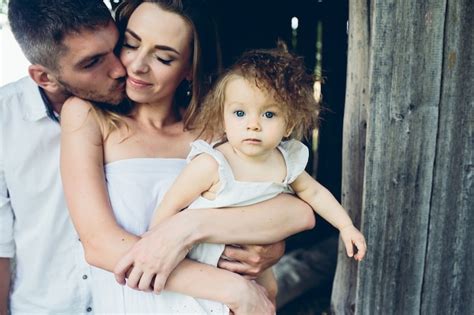 Matka ojciec i córka wspólnie bawią się na farmie Darmowe Zdjęcie