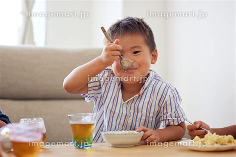 食事をする日本人の男の子の写真素材 イメージマート