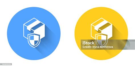 긴 그림자 배경으로 격리된 방패 아이콘이 있는 흰색 배달 보안 배달 보험 방패 너머의 보험에 가입된 골판지 상자 원 버튼 벡터