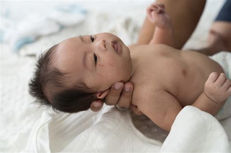 아버지의 손이 조심스럽게 기저귀 신생아를 돌봐 줍니다 가족 사랑 새로운 삶의 개념 1개월에 대한 스톡 사진 및 기타 이미지