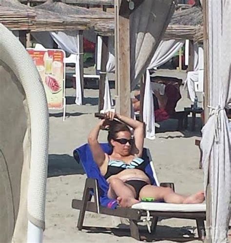 Ето я супер бомбата на ПИК Министър Таня Андреева се пече на плажа докато болниците фалират