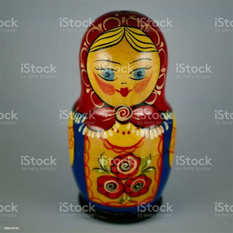 러시아에서 관광 및 홍보 목적으로 생산 된 Matryoshka 인형 유일한 마트리오슈카 인형 0명에 대한 스톡 사진 및 기타