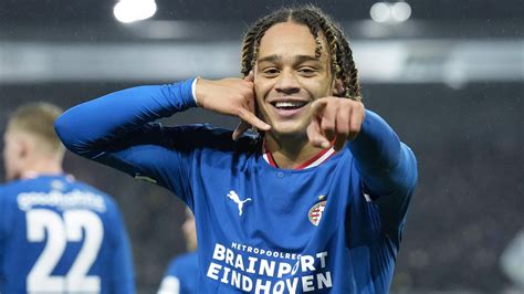 Mercato Paris Mais à quoi joue le PSG avec Xavi Simons racheté au PSV Eurosport