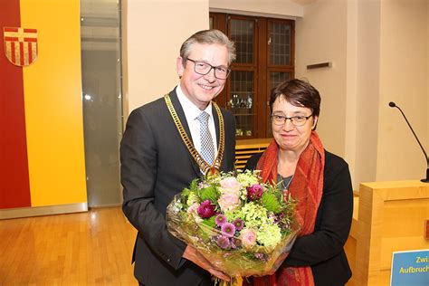 Paderborns Bürgermeister Michael Dreier gratuliert Prof Dr Birgit