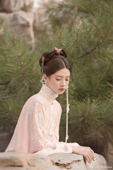 相见时难别亦难， 东风无力百花残。 春蚕到死丝方尽， 蜡炬成灰泪始干。 晓镜但愁云鬓改， 夜吟应觉月光寒。 蓬山此去无多路， 青鸟殷勤为探看。