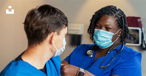 파란색 스크럽 슈트를 입은 여자와 파란색 스크럽 슈트를 입은 남자 사진 Unsplash의 무료 간호사 이미지