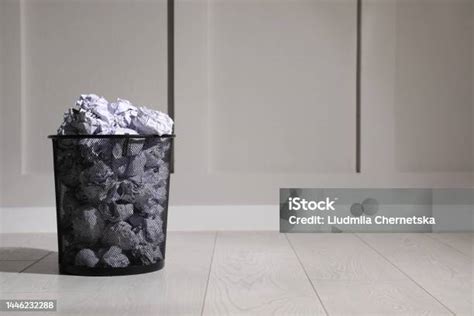 흰 벽 근처의 바닥에 종이로 가득 찬 쓰레기통 텍스트를위한 공간 쓰레기 재활용 0명에 대한 스톡 사진 및 기타 이미지 0명 가득 찬 개체 그룹 Istock