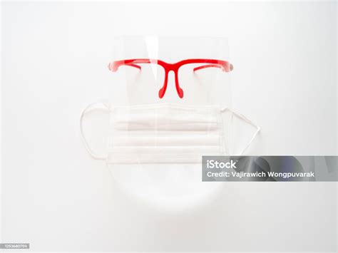 흰색 배경에 의료 용 마스크와 안경 얼굴 방패 제공된 공간을 복사합니다 의사에 대한 스톡 사진 및 기타 이미지 의사 치과 의사 코로나바이러스 Istock