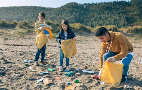 Volunt Rios Novos Que Limpam A Praia Foto De Stock Imagem De Maca