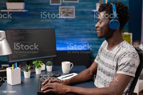 프로그램 코드를 작성하는 헤드폰을 가진 아프리카계 미국인 프로그래머 개발에 대한 스톡 사진 및 기타 이미지 개발 데이터