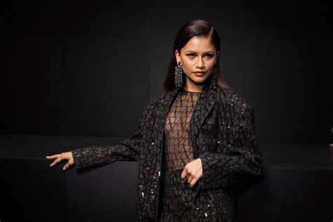 Зендая в прозрачном комбинезоне на голое тело посетила Неделю моды в Париже Газета Ru Новости
