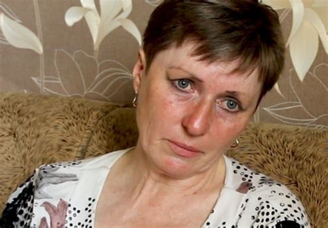 Оля сиділа в кріслі і мовчки спостерігала як її чоловік Микита збирає