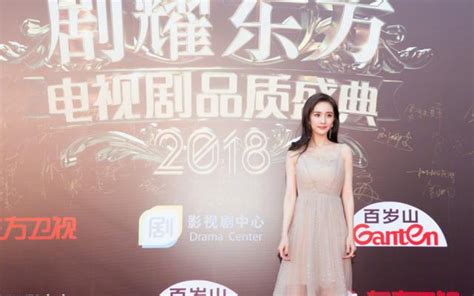 楊冪一襲裸色長裙亮相紅毯 ，簡直是不食人間煙火的仙女啊！ 每日頭條