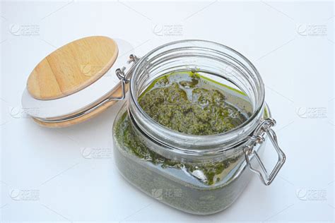 自制的香蒜沙司与松子帕尔马干酪和大蒜