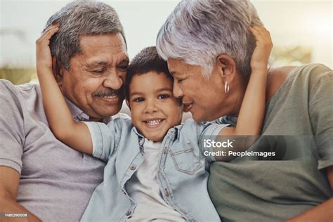 가족 초상화 거실에 있는 조부모와 함께한 아이 포옹과 행복 사랑과 달콤함 포옹 손자 할머니와 할아버지를 라운지에서 껴안고 4 5세에 대한 스톡 사진 및 기타 이미지 Istock