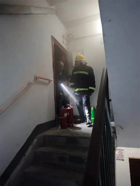 线路老化引发灶台起火，社区微型消防站迅速处置30秒灭火