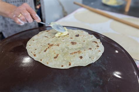 보렉이나 빵 반죽을 준비하거나 만드는 여성 손은 밀가루와 반죽에 핀을 압연 유지 나무 테이블 배경에 보렉 빵 이나 패스트리 반죽