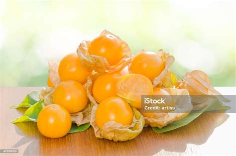 신선한 Pichuberry 아주 맛 있는 하 고 건강 한 베리 과일 갈색 나무 테이블에 정원에서 자연 빛 녹색 Bokeh 배경으로 나뭇잎 Uchuva 가을에 대한 스톡 사진