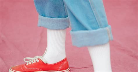 거리 스타일 대담한 색상 도시 스타일 도시 패션 롤업 청바지 미니멀리스트 패션 빈티지 스니커즈 빨간 신발 빨간