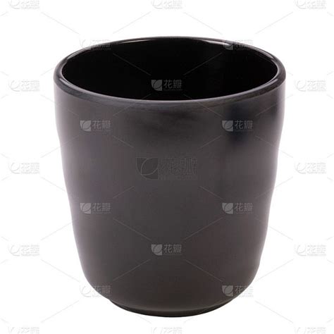黑色磨砂杯孤立在白色背景
