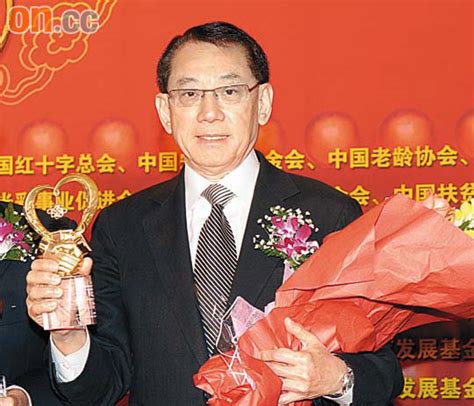 楊受成獲頒09十大慈善家 東方日報