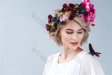 蝴蝶在肩上的花花环灰色的孤立造型 包图企业站