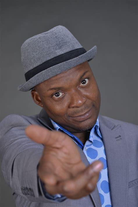 무료 이미지 남자 사람들 남성 초상화 모자 푸른 의류 머리 장식 표정 헤어 스타일 캡 성인 진지한