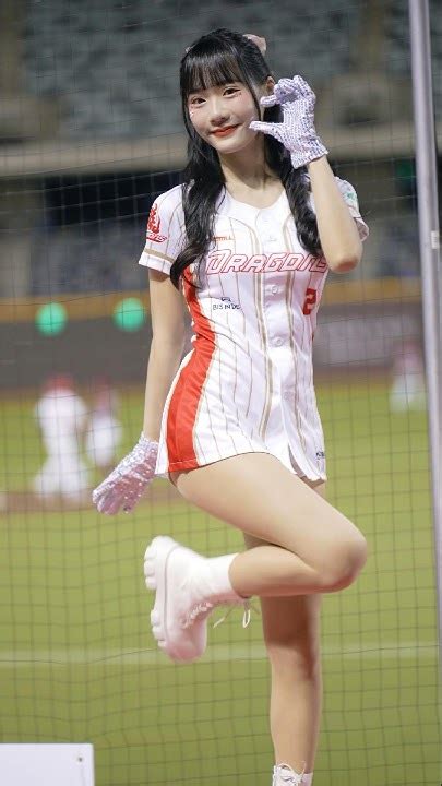 最近被跟拍的queena昆娜 看看他可愛十連拍 Youtube