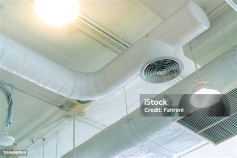 쇼핑몰의 에어 덕트 배선 및 배관 에어컨 파이프 배선 파이프 및 배관 파이프 시스템 건물 인테리어 컨셉 열린 조명천장 램프 조명 인테리어 건축 개념입니다 0명에 대한 스톡