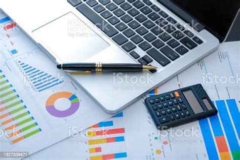 비즈니스 차트 그래프 통계 및 비즈니스 및 재무 개념에 대한 문서 배경이 있는 랩톱 및 펜 Charity Benefit에 대한 스톡 사진 및 기타 이미지 Istock