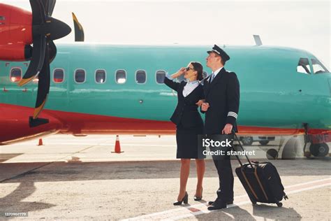 조종사와 스튜어디스 공항 및 비행기 노동자의 승무원 정장 옷을 입고 함께 야외에 서 25 29세에 대한 스톡 사진 및 기타