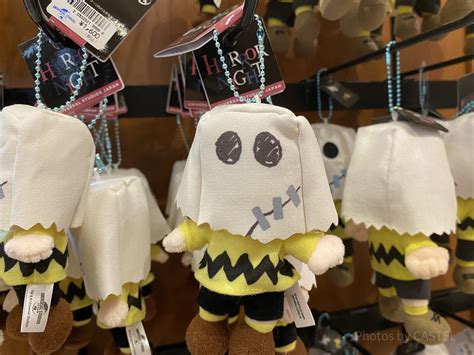 ユニバハロウィン2022グッズ：チャーリー・ブラウンぬいぐるみキーチェーン キャステル Castel ディズニー情報