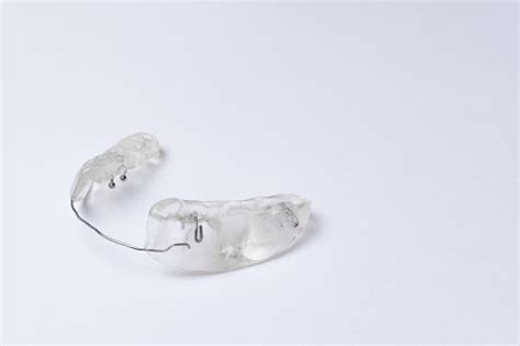 Inivisalign 중괄호 또는 동기 기입니다 아름 다운 미소와 하얀 치아를가지고 하는 방법 강사에 대한 스톡 사진 및 기타